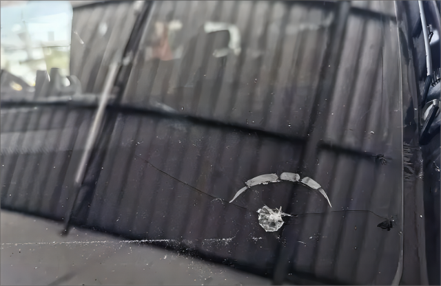 The windshield was broken into small holes by stones, how to repair it ...